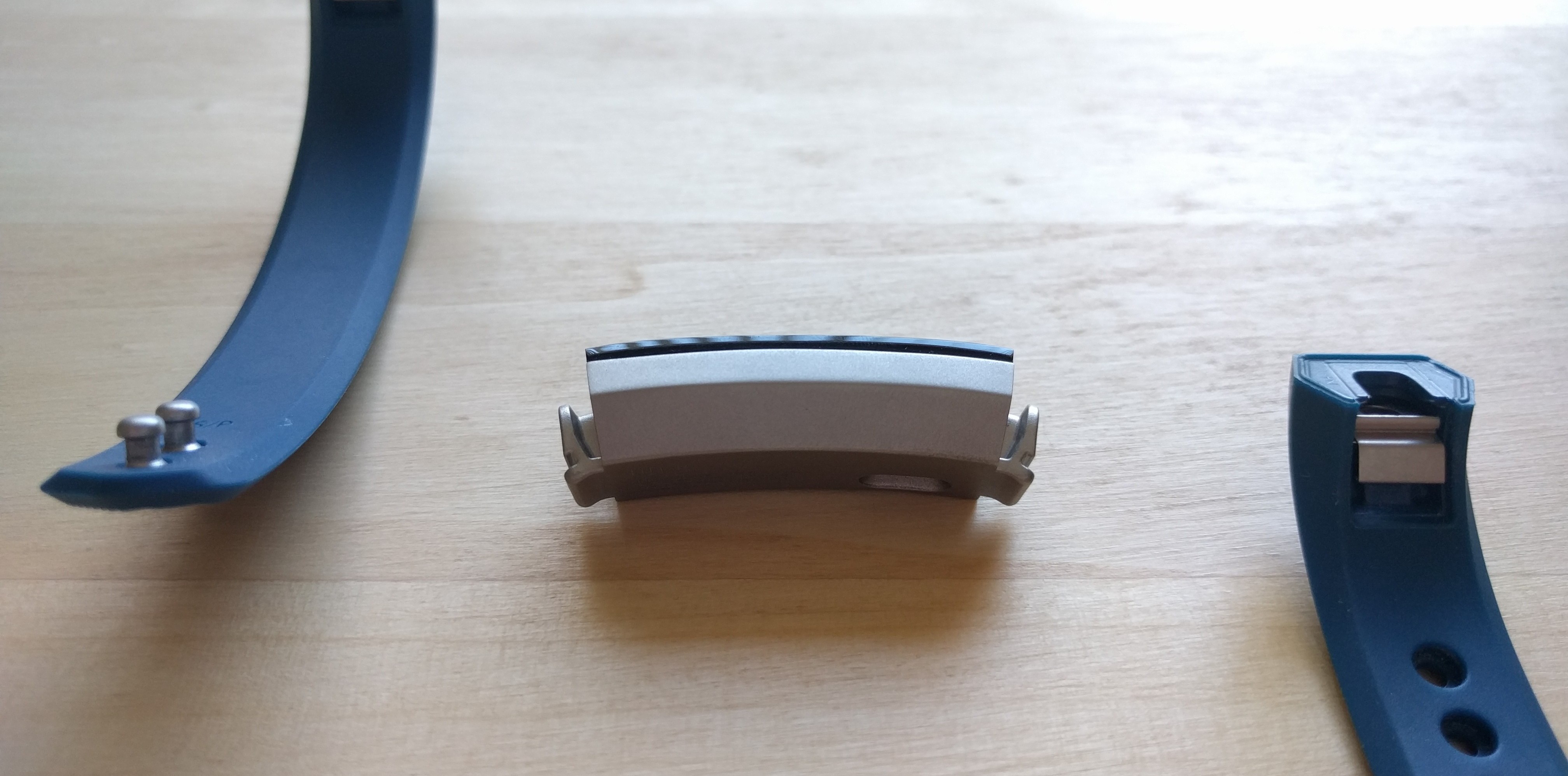 Review: Fitbit Alta pairs smart fitness tracking with a small and ...