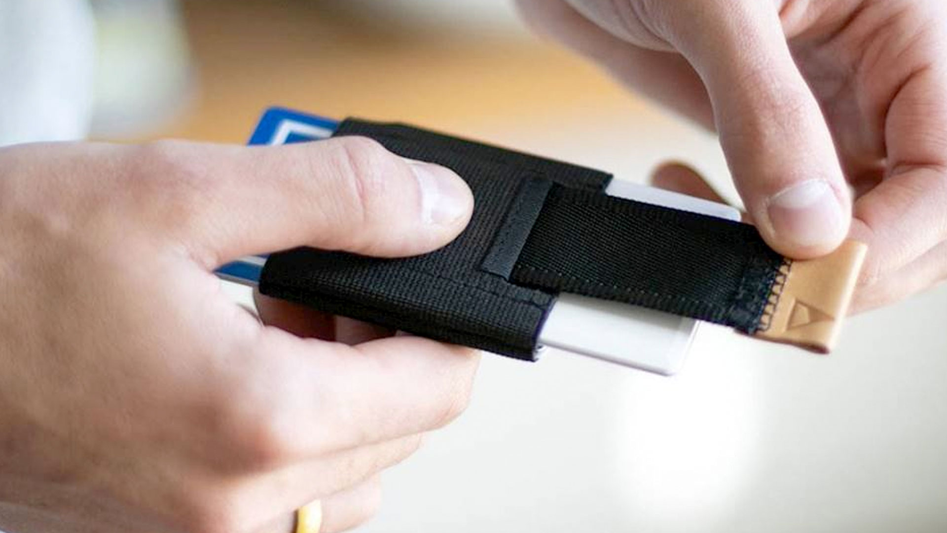 Nomatic's slim minimal wallet lets you finally ditch your bulky back ...