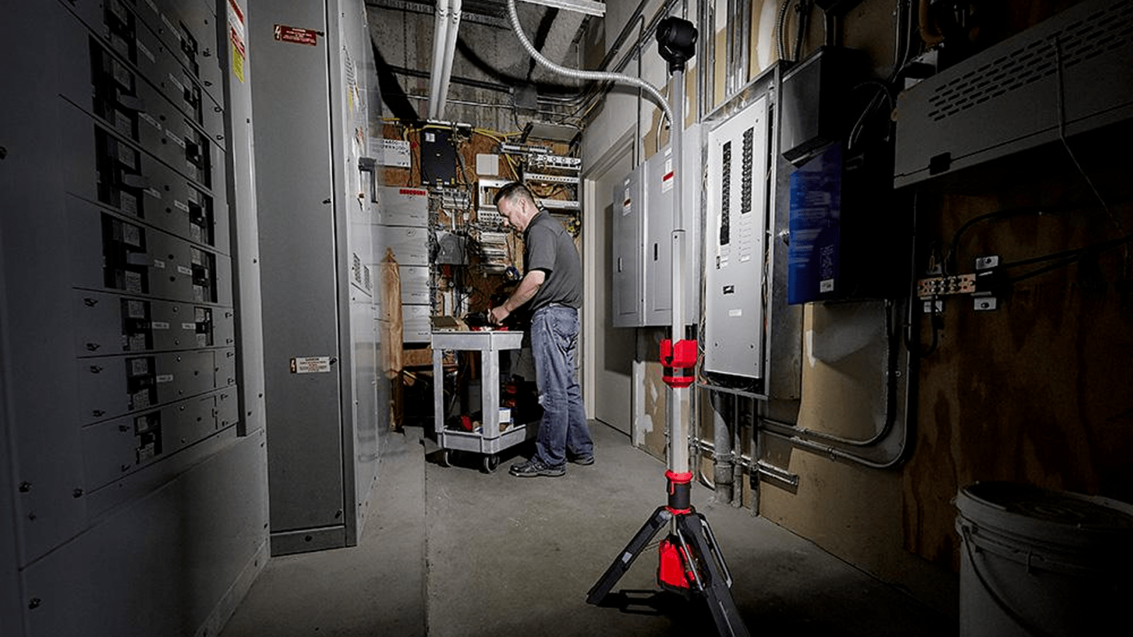 Milwaukee's 1400-lumen M12 work light comes with a battery: $139 ($100 ...