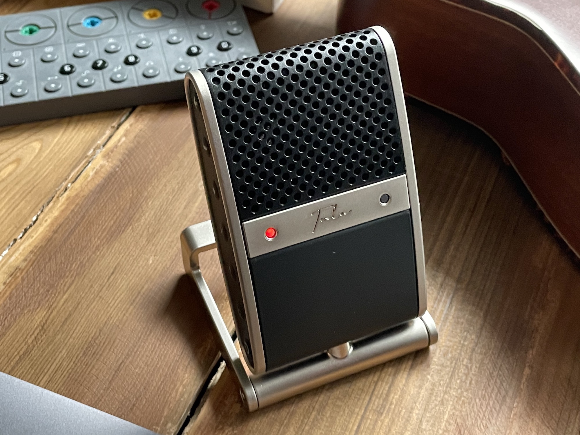 Tula Review: Hybrid USB-C mic with 8GB of built-in recording - 9to5Toys
