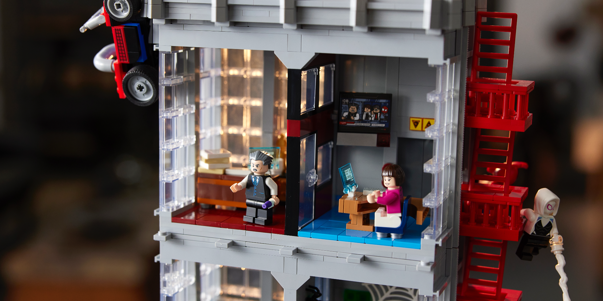 LEGO Daily Bugle stands 32 inches tall and includes 25 minifigs - 9to5Toys