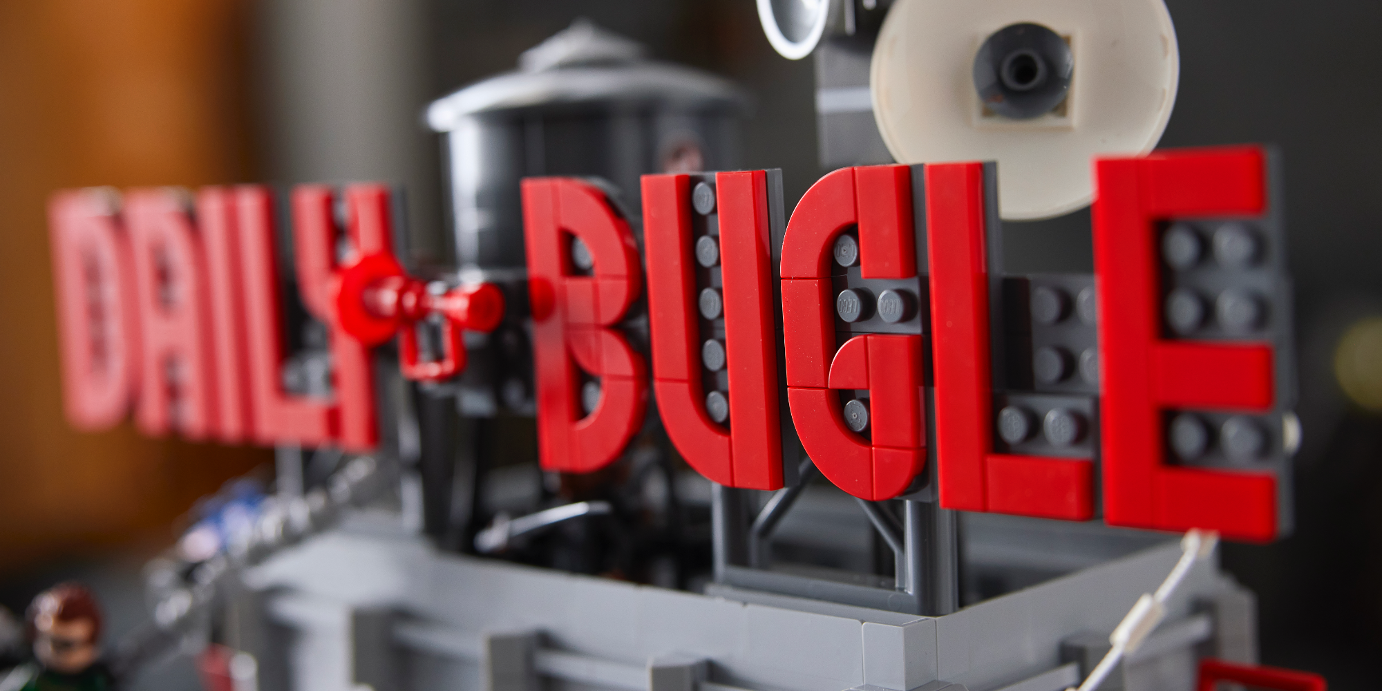 LEGO Daily Bugle stands 32 inches tall and includes 25 minifigs - 9to5Toys