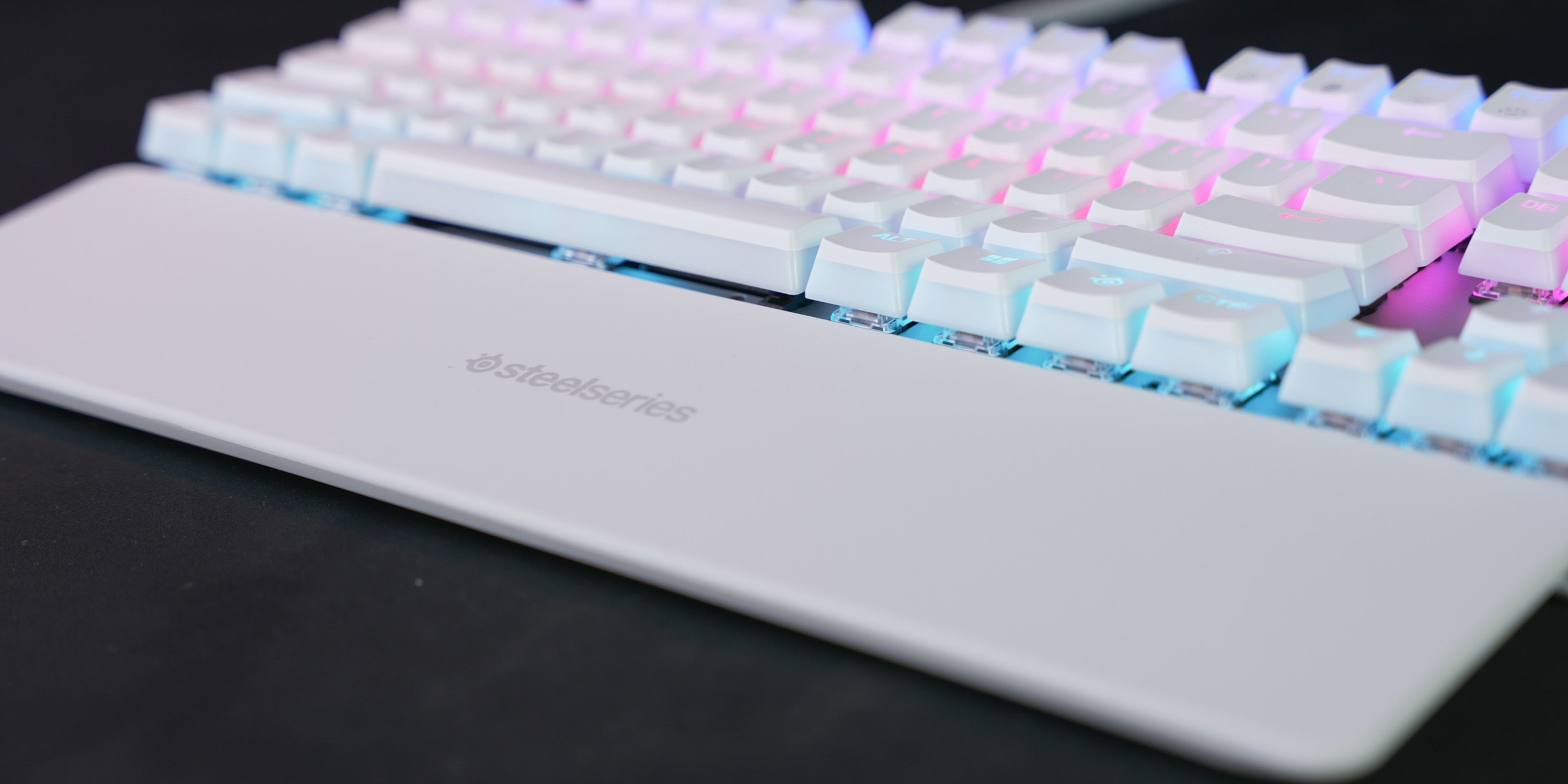 Hands-on: SteelSeries limited Ghost Apex 7 TKL and Aerox 3 Wireless