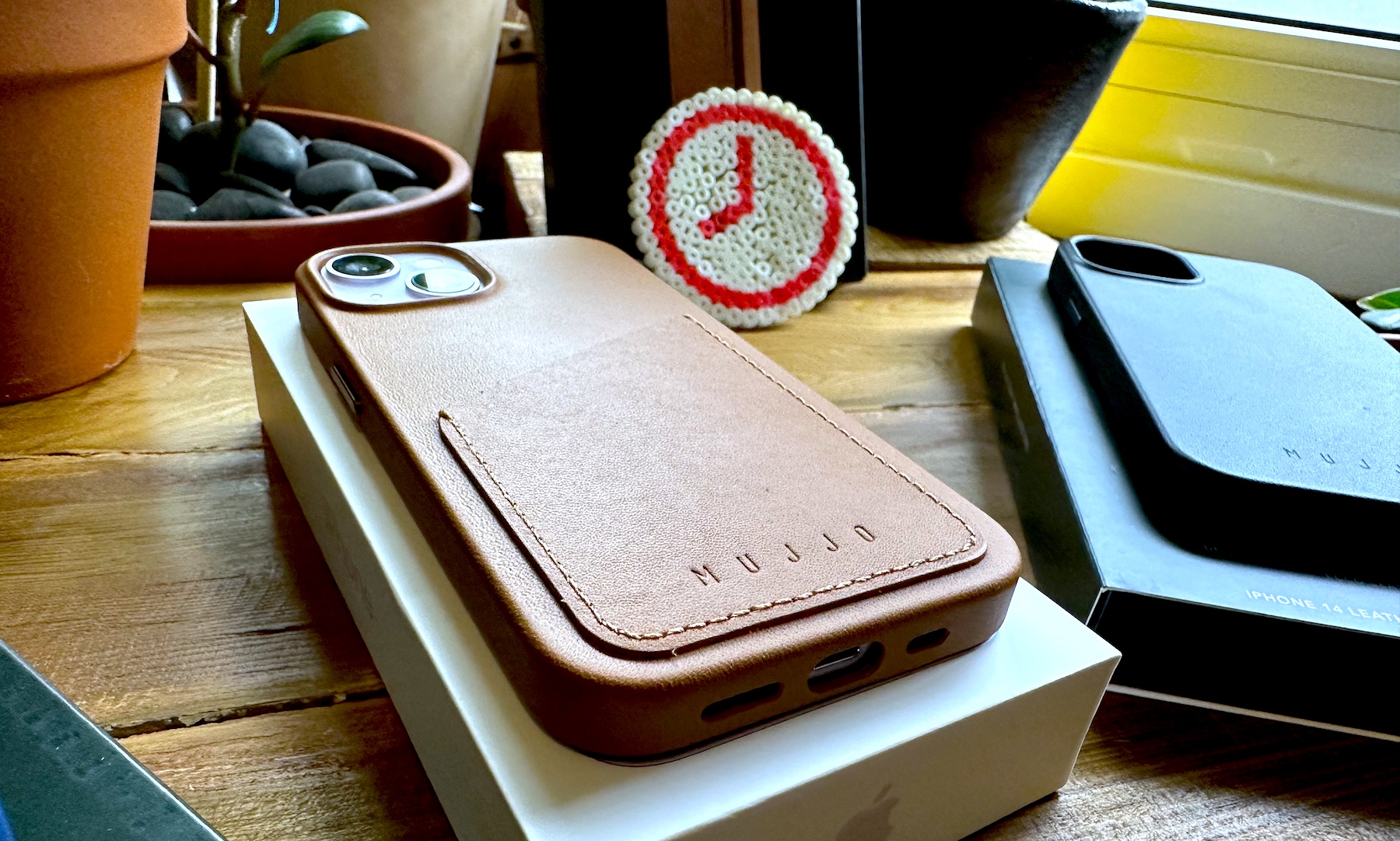 Leather iPhone 14 cases from MUJJO with metal buttons