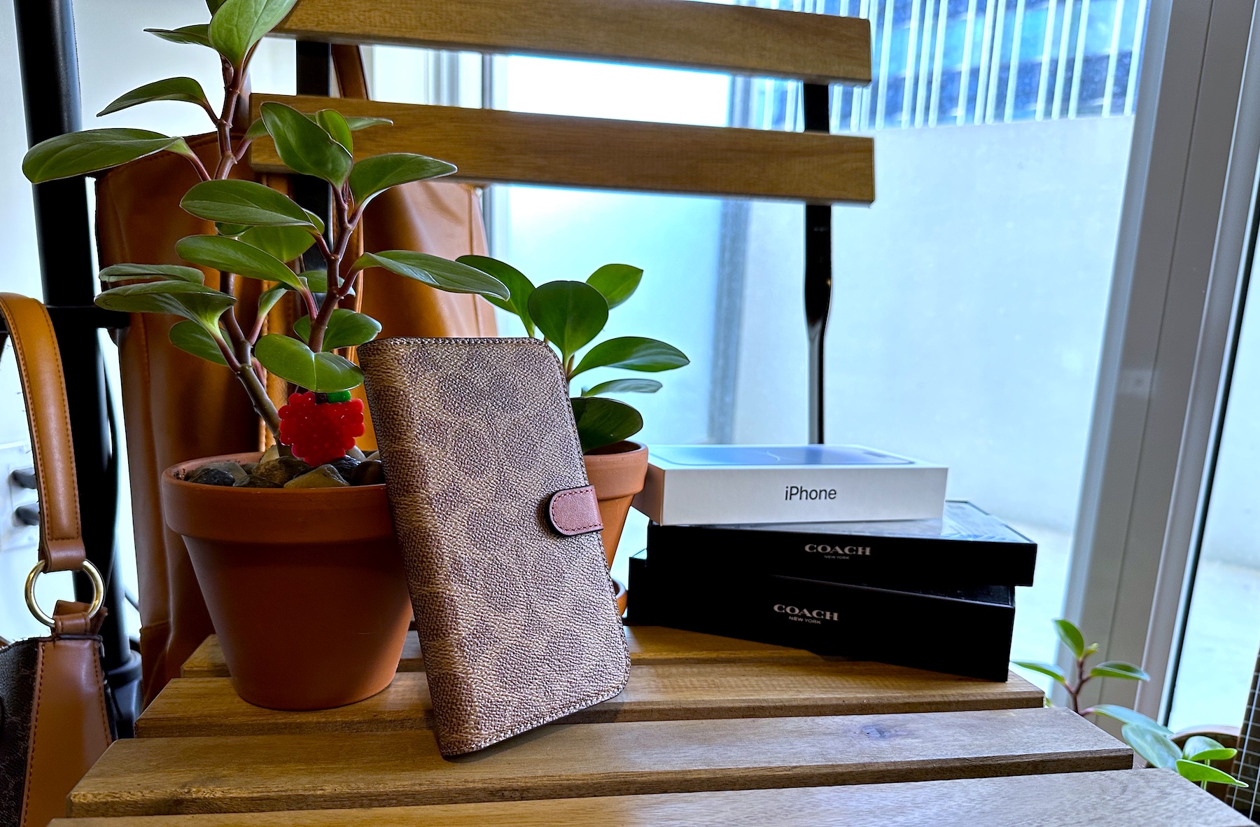 Coach iPhone 14 Signature C Tan leather folio review