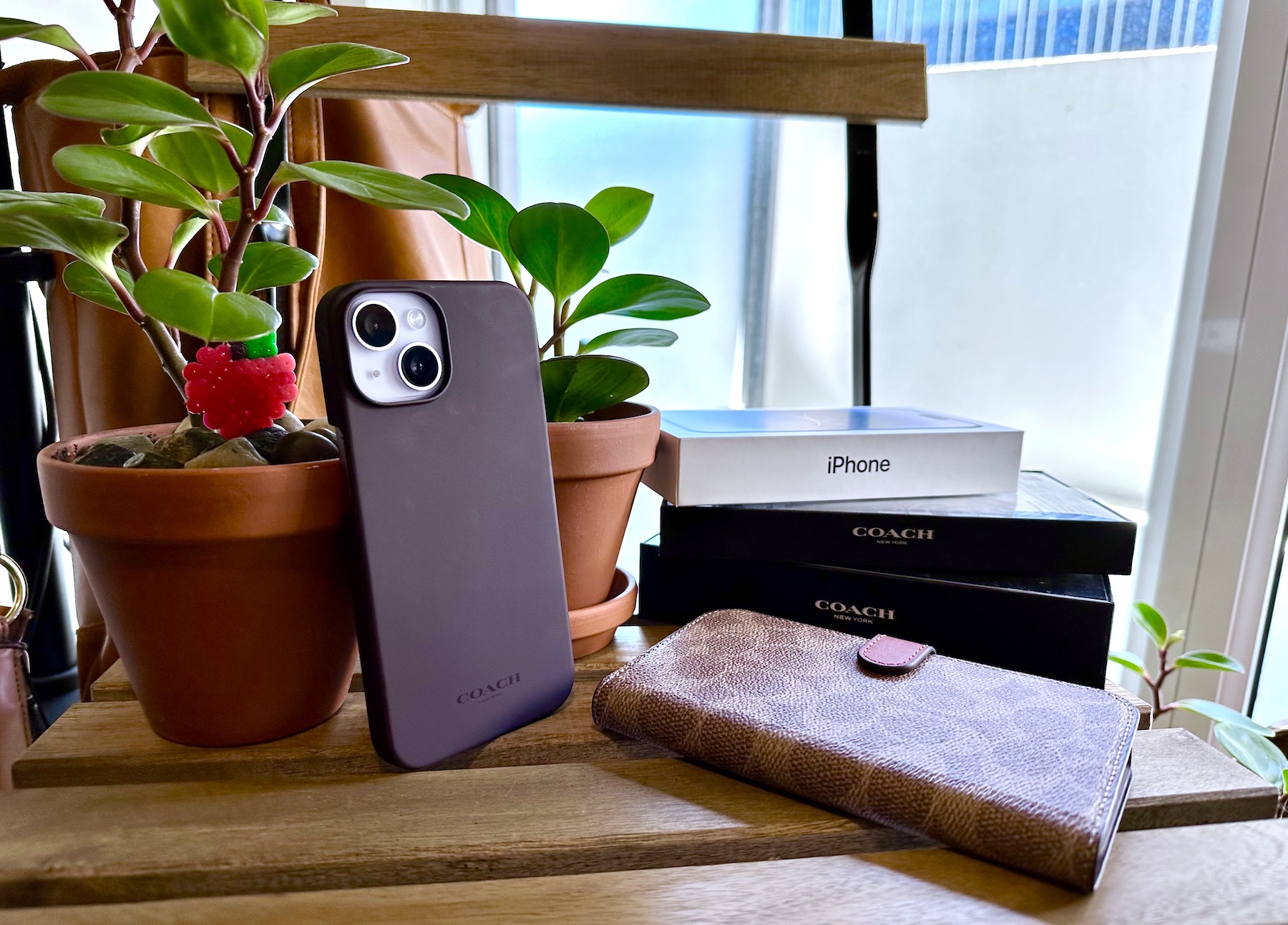 Coach iPhone 14 Signature C Tan leather folio review