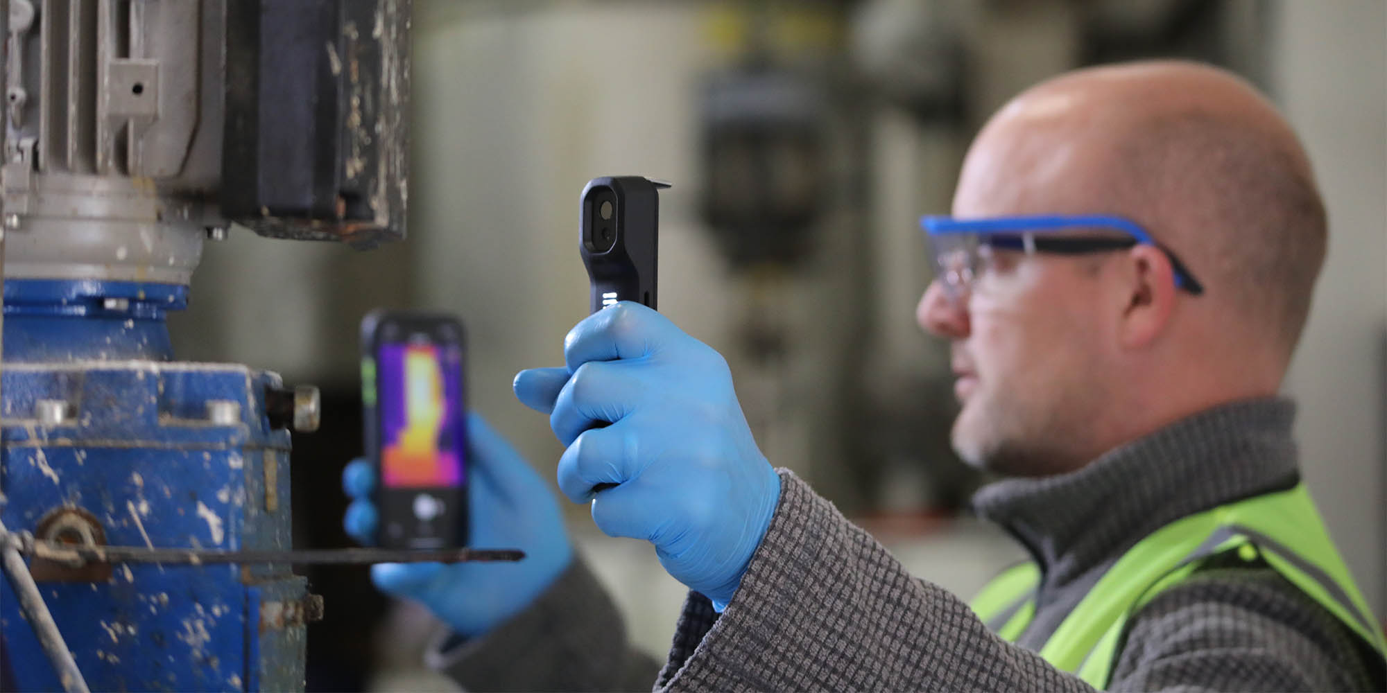 FLIR's ONE Edge Pro Wireless Thermal Camera clips onto phones