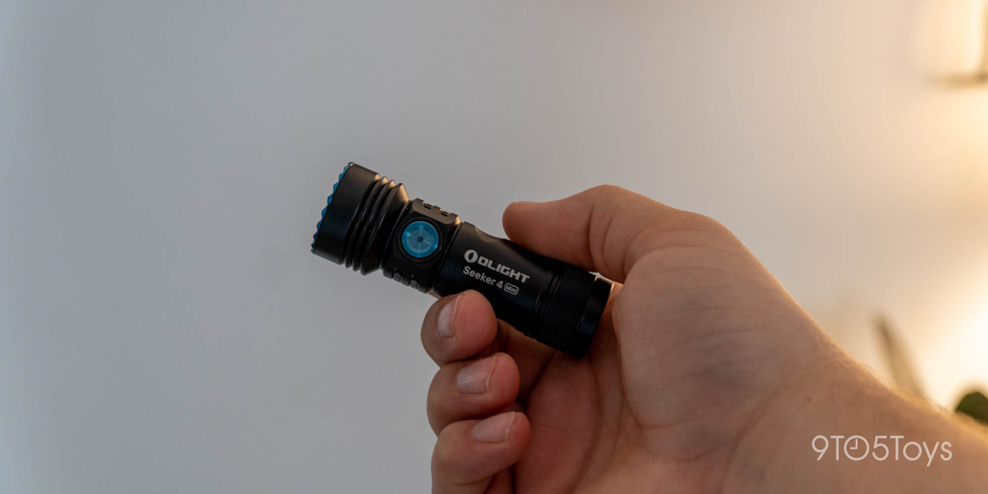 OLIGHT Seeker 4 Mini: My new favorite dual-source EDC light