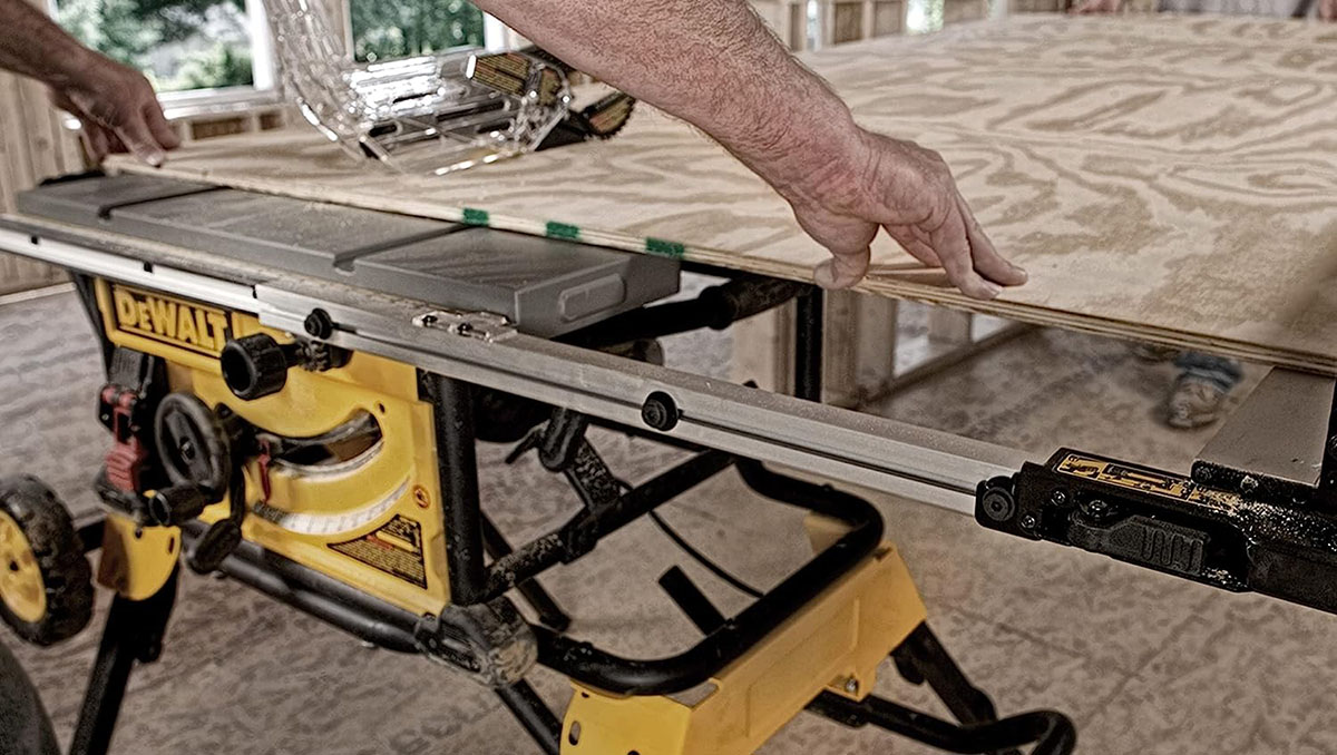 Save $196 on DEWALT's 10-inch Table Saw at new all-time low for $474 ...