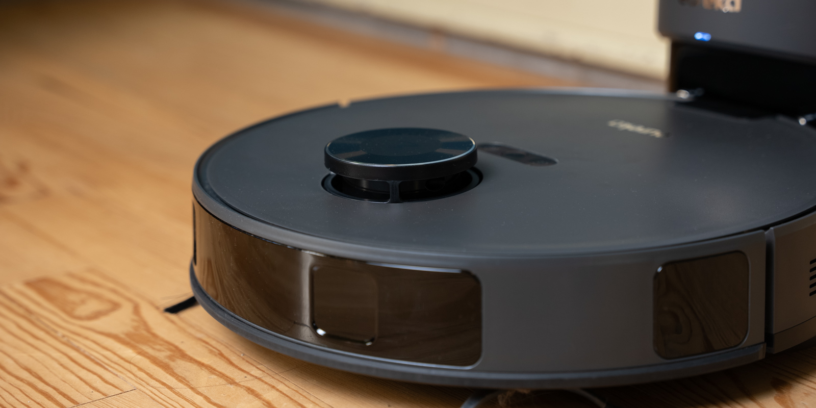 Eureka E10s: Bagless self-emptying robot vac