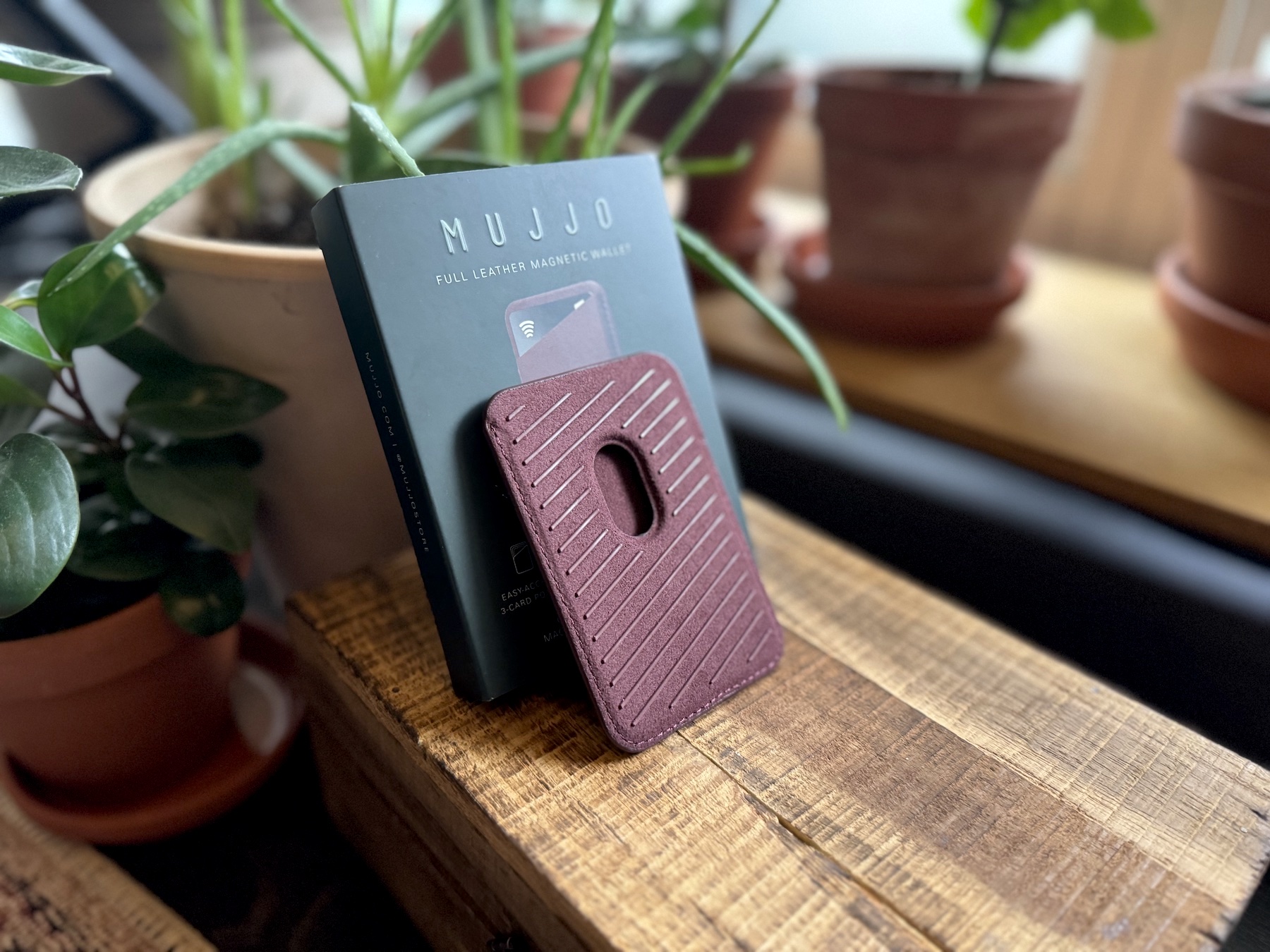 Hands-on with MUJJO's genuine leather MagSafe wallet