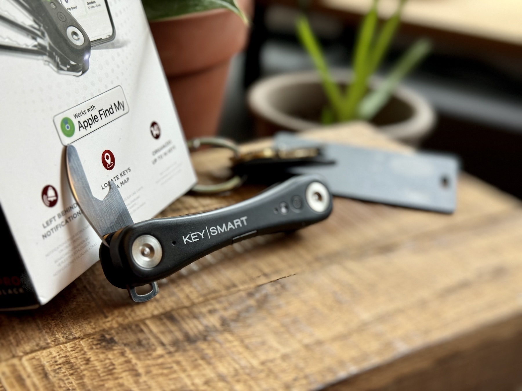 Tested: Hands-on with KeySmart's flashlight-equipped iPro Apple Find My ...