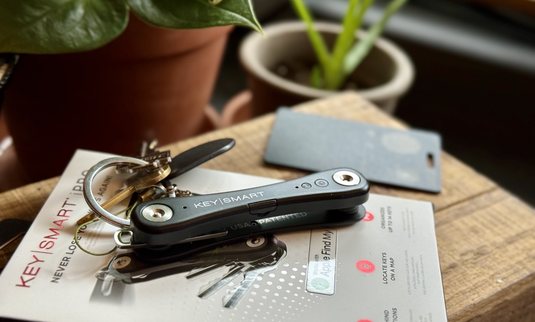 Tested: Hands-on with KeySmart's flashlight-equipped iPro Apple Find My ...