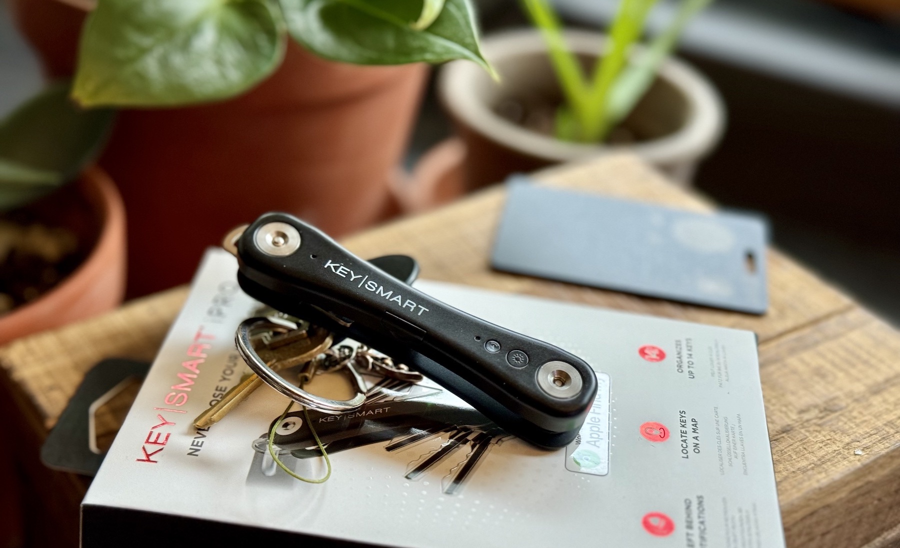 Tested: Hands-on with KeySmart's flashlight-equipped iPro Apple Find My ...