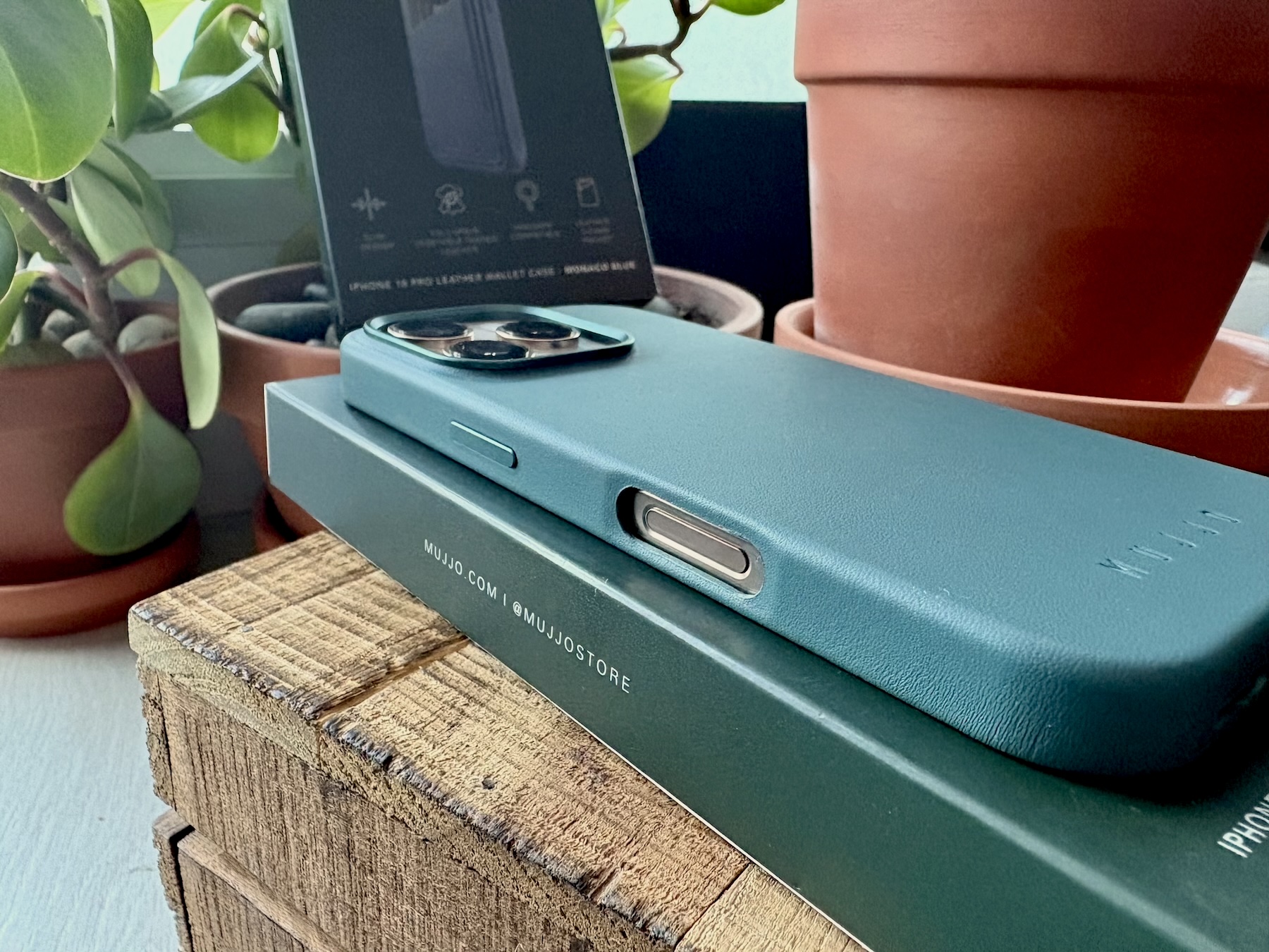 Review: Hands-on with the MUJJO Full Leather iPhone 16 Case