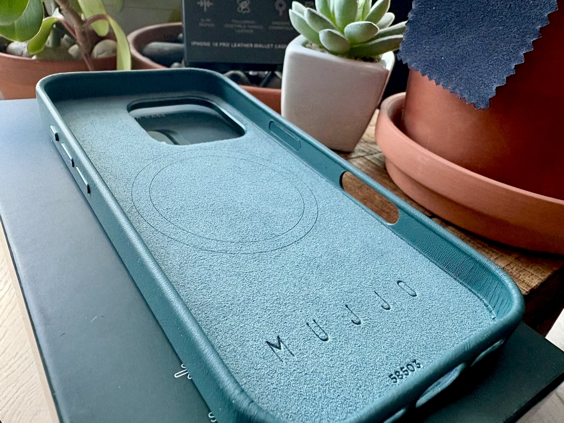 Review: Hands-on with the MUJJO Full Leather iPhone 16 Case