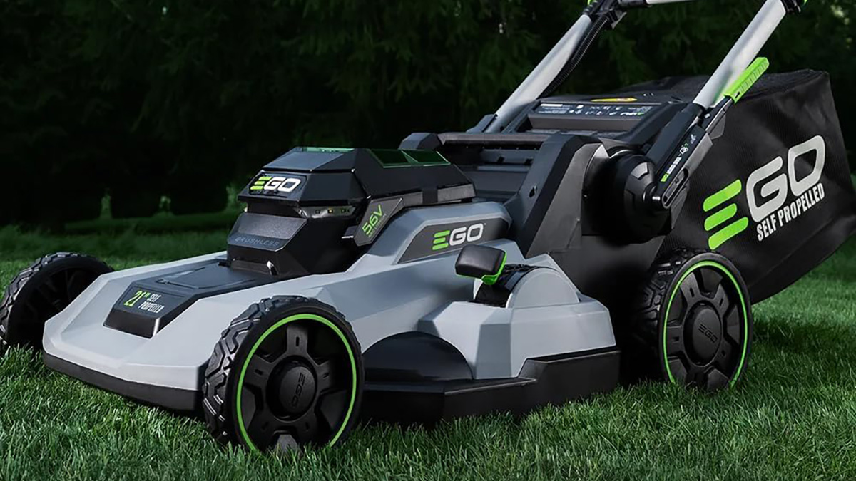 This EGO 56V 21-inch cordless self-propelled mower comes with a 6.0Ah ...