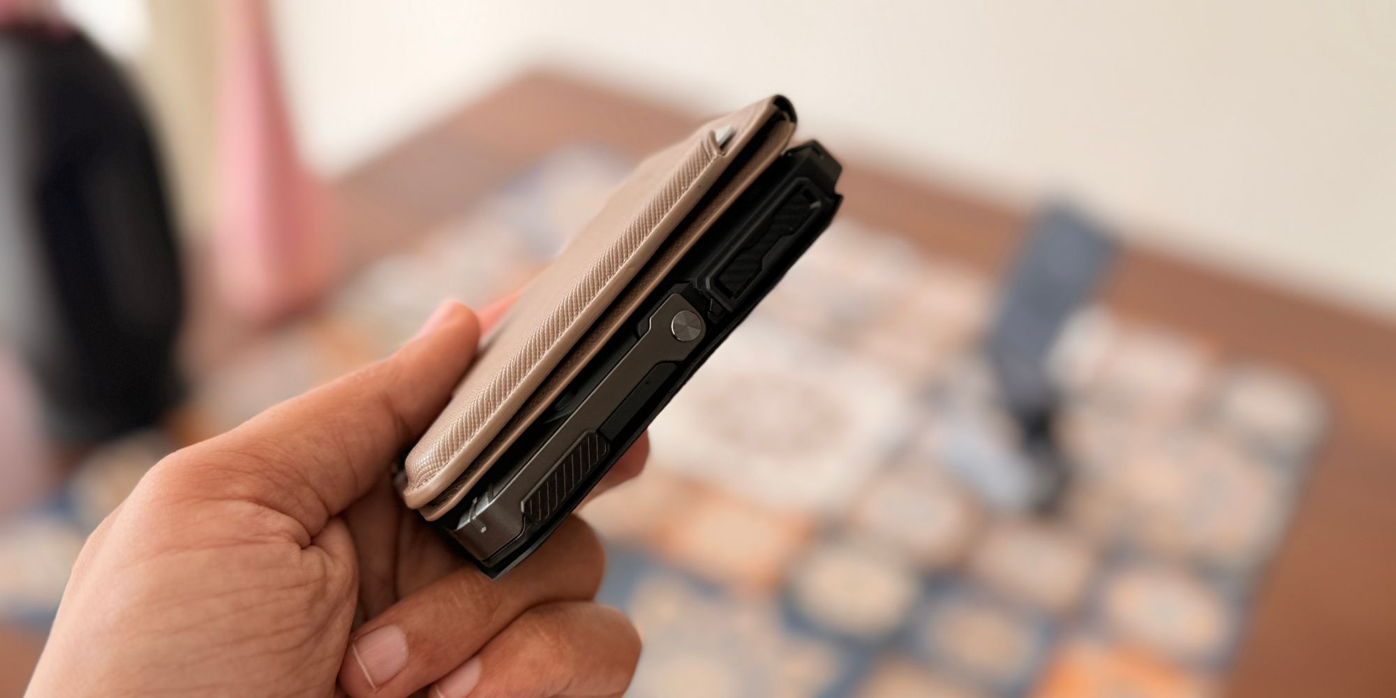 Tested: This SUPCASE 5-card MagSafe wallet with metal lock cover ...